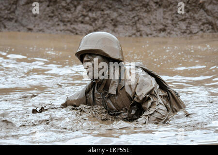 Soldat im Komplettpaket ergibt sich aus Schlamm-Pool am Ziel einer OCR ...