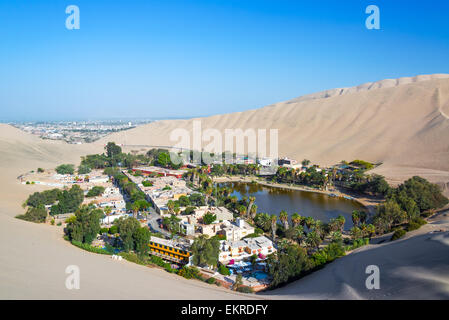Die Oase Huacachina in der Wüste von Ica, Peru Stockfotografie - Alamy