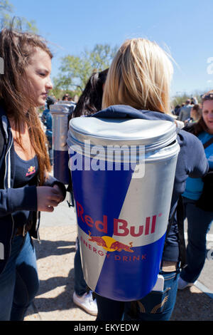 Red Bull Promotion Girls beim Outdoor-Festival - USA Stockfotografie ...