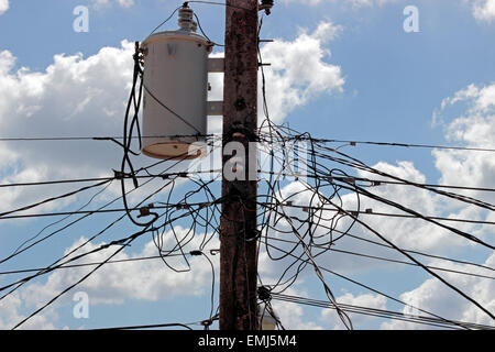 Mehrere elektrische Kabel und Transformator auf einem Mast Zapata ...