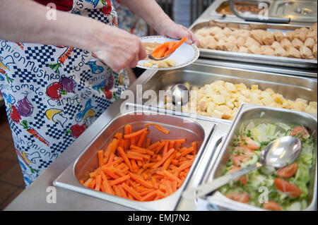 Grundschule-Kantine mit Kindern Essen Stockfotografie - Alamy