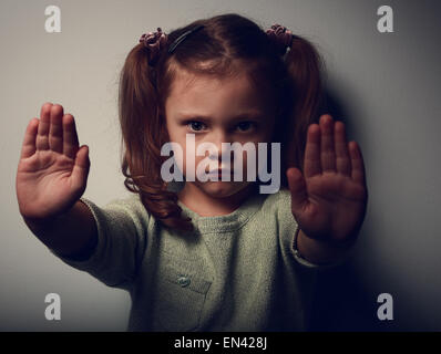 Ein Mädchen, das Handzeichen zeigt, um aufzuhören nützlich für die ...