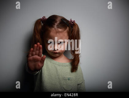 Ein Mädchen, das Handzeichen zeigt, um aufzuhören nützlich für die ...