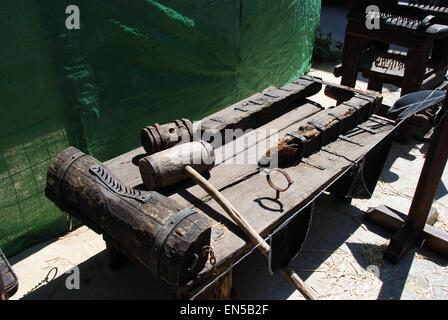 Mittelalterliche Folterinstrumente/Holz- Folter Rack im Château de ...