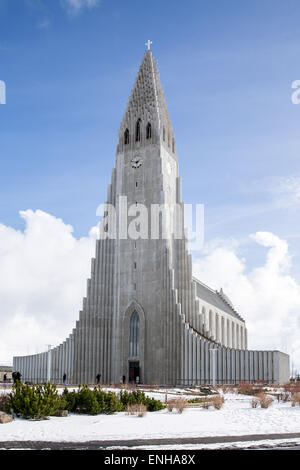 Island. 28. März 2015. Erkunden Sie die monolithische Hallgrimskirkja ...