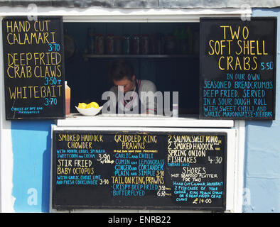Weibliche Fischhändler frische Muscheln am Schalter im Mercado De La ...