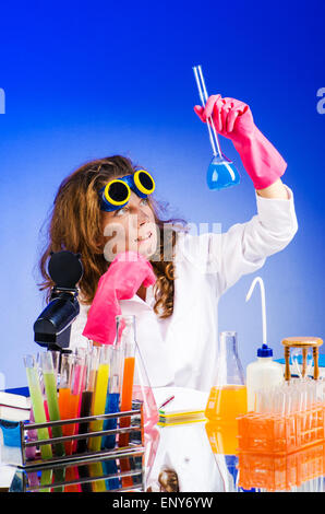 Lustige weiblichen Chemiker im Labor Stockfoto, Bild: 117164477 - Alamy
