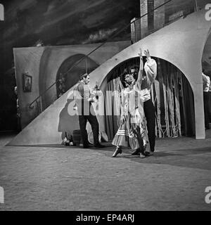 Fictitious character und Tänzerin Maria Litto bei der Fernsehshow ...