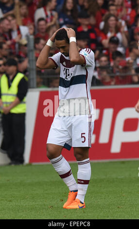 Freiburg, Deutschland. 16. Mai 2015. Freiburger Jonathan Schmid (l) und ...
