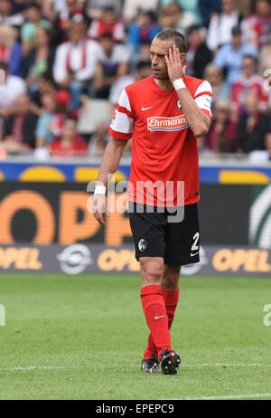Freiburg, Deutschland. 16. Mai 2015. Freiburger Jonathan Schmid (l) und ...