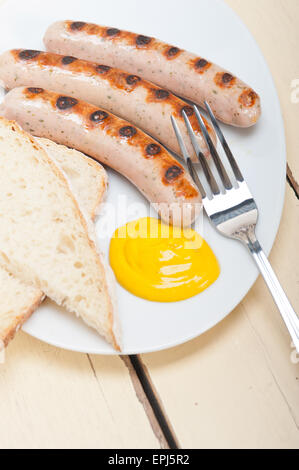 Traditionelle frische deutsche Würstel Würstchen vom Grill mit gelber ...