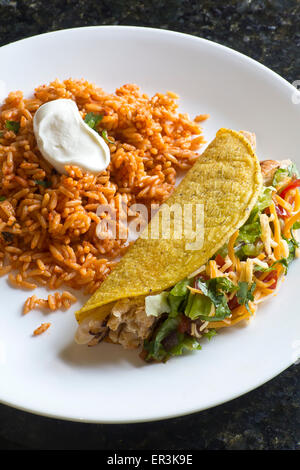Huhn Hard Shell Taco mit mexikanischer Reis und Sauerrahm Stockfoto ...