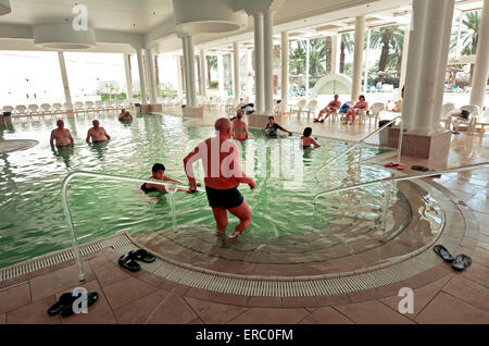 Menschen Baden im Schlamm im Toten Meer, Israel Stockfotografie - Alamy
