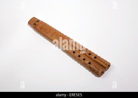 Traditionelle serbische Holz- frula an der Wand. Traditionelle ...