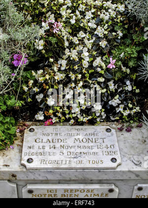 Das Grab der Familie des impressionistischen Malers Claude Monet auf dem kleinen Friedhof in ...