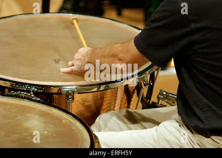 Pauker mit einer Pauke und Pauken Sticks Stockfotografie - Alamy