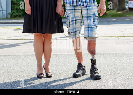 Männlichen amputierten trägt eine Beinprothese stehend mit einer Frau ...