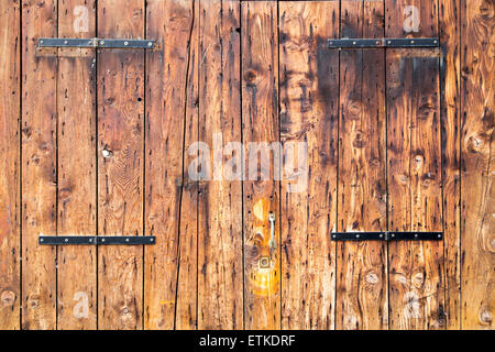 Hölzerne Scheunentor mit Verriegelung Stockfotografie - Alamy