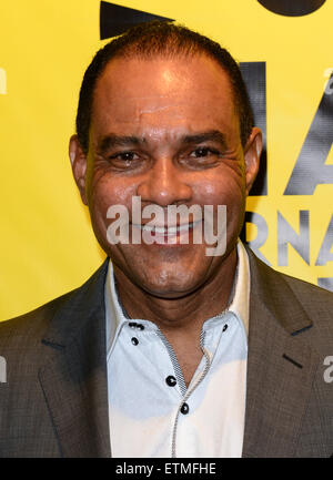 Dr. Rudolph G. Moise und Regisseur und Produzent Ben Patterson nehmen ...