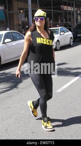 Michelle Rodriguez geht shoppen in Beverly Hills Moschino tragen gelbe ...