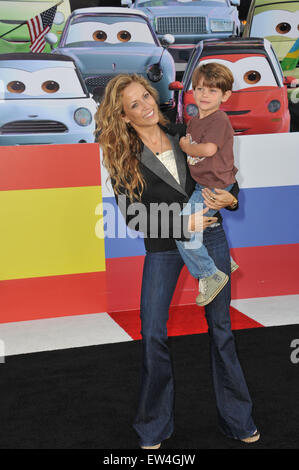Sheryl Crow und ihr Sohn Wyatt der Los-Angeles-premiere von "Cars 2" im ...