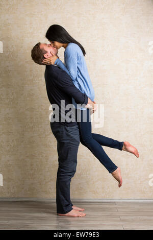 Mitte erwachsenes paar Küssen auf Bett Stockfoto, Bild: 57601952 - Alamy