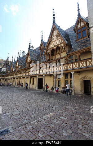 Hotel-Dieu mittelalterliches Hospital von Kanzler Nicolas Rolin in der ...