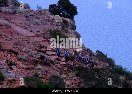 Wanderer wandern durch die felsigen Schluchten im südlichen Teil der ...