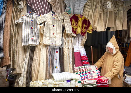 Bekleidungsgeschäft. Wolle Djellabas, Berber marokkanische ...