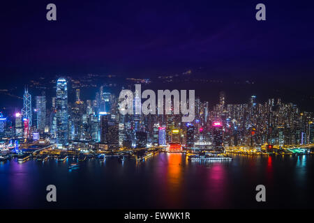 Nacht Luftbild Panorama der Skyline von Hong Kong und den Victoria Hafen. Reise-und ...