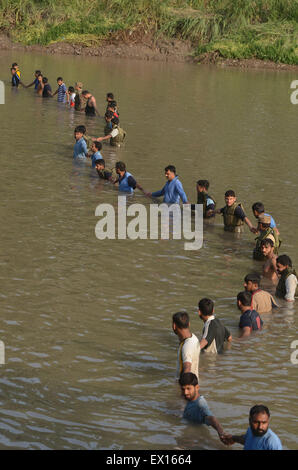 Pakistani Army troops and rescue workers struggle to recover a dead ...