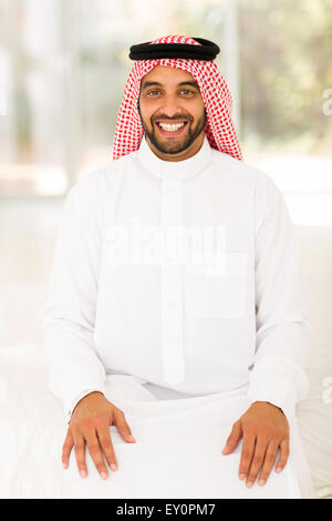 Arabischer junger Mann, der als Model im Fotostudio posiert und ...