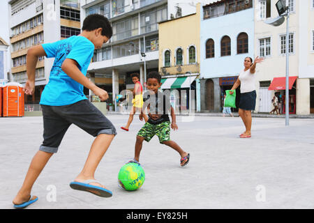 Kinder spielen Fußball auf der Straße, Brasilien Stockfotografie - Alamy