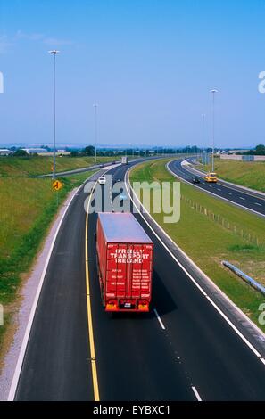 M1 Autobahn, Co Dublin, Irland; Auto fahren durch ein Schild ...