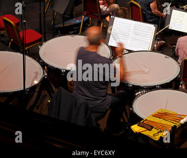 Pauken-Spieler in einem Orchester-Probe-Praxis Stockfoto, Bild ...