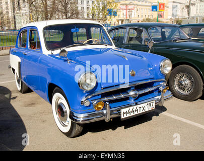 Alte russische Auto Moskwitsch am Ufer des Sees Issyk-Kol, Kirgisistan ...