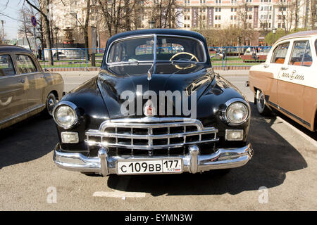 Alte russische Auto Wolga (GAZ-21) und GAZ-53 LKW, Georgien, Kaukasus ...