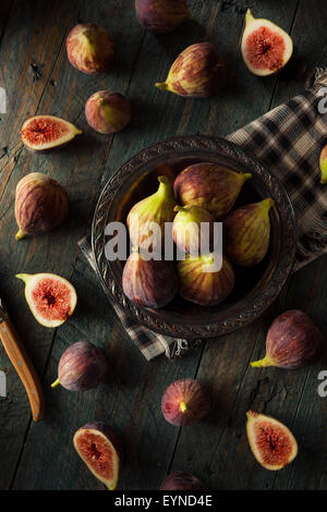 Die Abb. wird halbiert. Frisches, rohes Obst. Abb. Feigen mit Samen ...