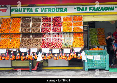 Italienische Obst- und Gemüseladen anzeigen und Eingang Tür, Siena ...