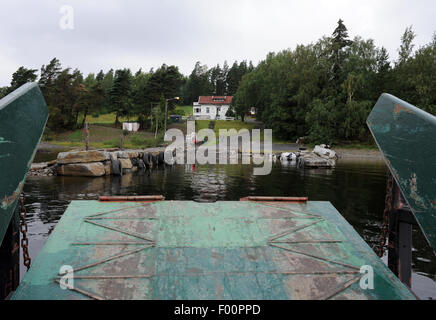 Utoya, Norwegen. 5. August 2015. Eine Frau fotografiert die ringförmige ...
