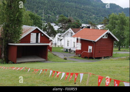 Utoya, Norwegen. 5. August 2015. Eine Frau fotografiert die ringförmige ...