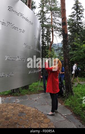 Utoya, Norwegen. 5. August 2015. Eine Frau fotografiert die ringförmige ...