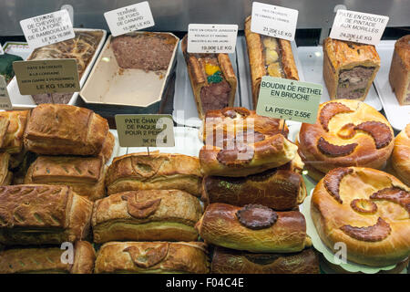 Pastete im Teigmantel in einem Delikatessenladen, Frankreich Stockfoto ...