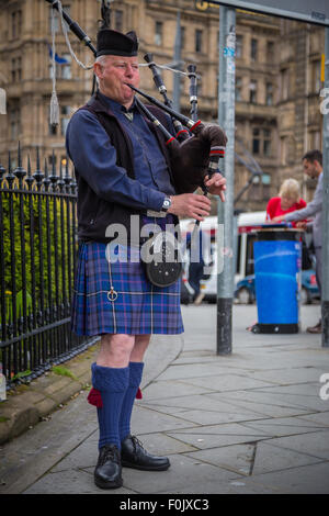 Dudelsack-Spieler auf den schottischen Highlands Stockfotografie - Alamy