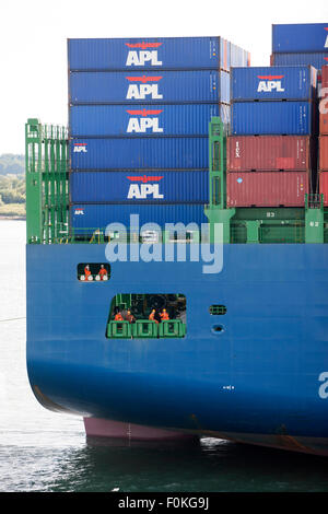 Hyundai-Traum-Container-Schiff in Southampton docks mit zwei Schlepper ...
