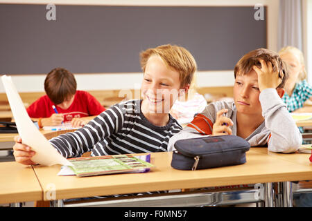 Junge freut sich über eine gute Note in der Schule Stockfotografie - Alamy