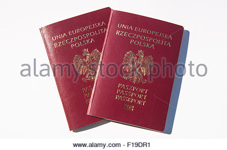 Polnischen pass auf einem weißen Tisch. Dokument zur Identifizierung in ...
