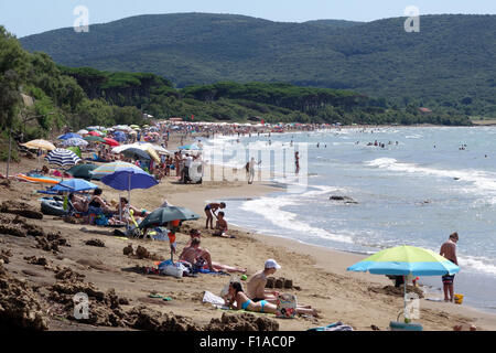 Populonia, Italien, Menschen am Strand von Baratti Stockfotografie - Alamy