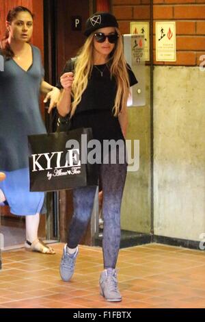 Carmen Electra Geschäfte in Kyle Boutique Featuring: Carmen Electra wo ...