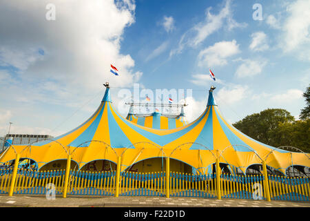 Zirkuszelt in rot-weiß gestreiften Abbildung Vektor Abbildung - Bild ...